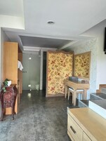 Quarto Deluxe, vista para a piscina | Casa de banho | Um secador de cabelo, toalhas fornecidas 