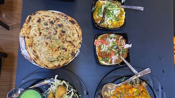 Pequenos-almoços, almoços, jantares servidos, cozinha indiana