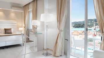 Quarto quádruplo luxo, sacada, vista para o mar | Cofres nos quartos, Wi-Fi de cortesia, acesso para cadeiras de rodas