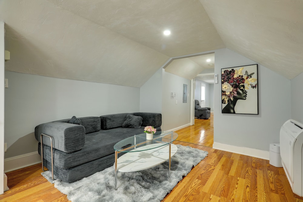 3 Mi To Blue Hills Skiing & Hiking! Couples Apt - Boston, MA