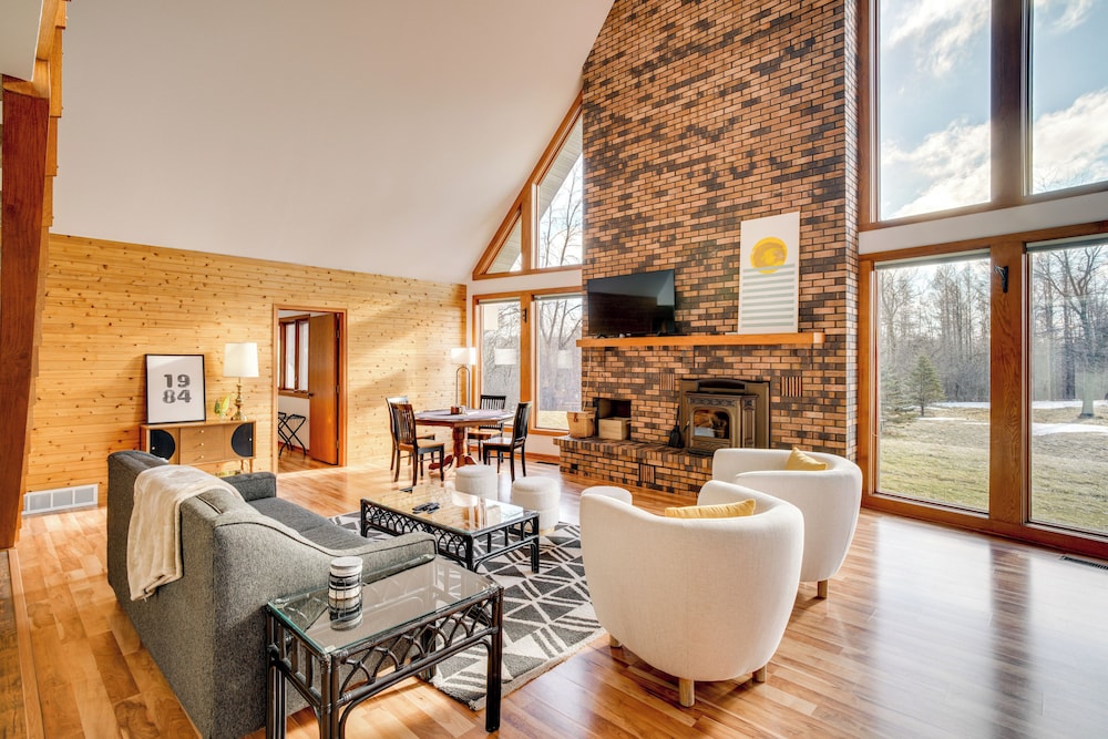 All-season Lodge 40 Acres: Walk To Elkhart Lake! - Elkhart Lake, WI