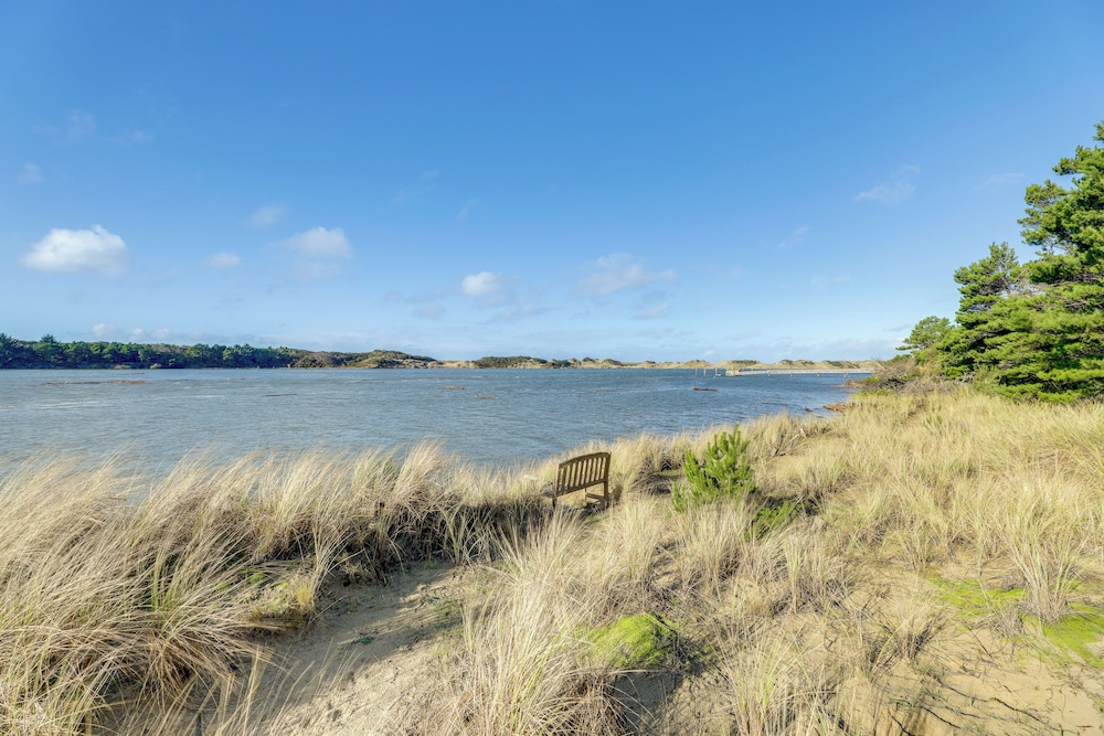 Private Beach, Deck & Grill! Siuslaw River Getaway - Florence, OR