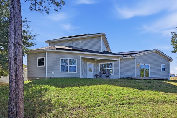 Modern Pine-scented Retreat 30 Mins To Beach! 3 Bedroom Home - Holt, FL
