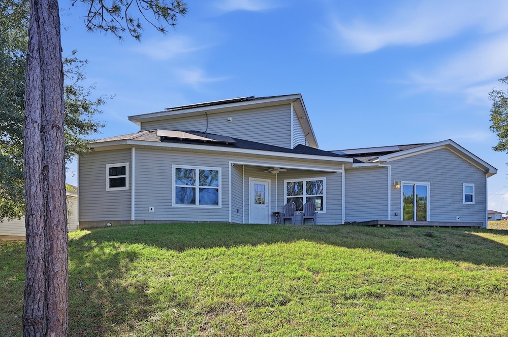 Modern Pine-scented Retreat 30 Mins To Beach! 3 Bedroom Home - Holt, FL