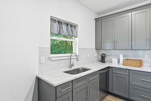 Casa, 3 quartos | Cozinha privada | Um frigorífico, um forno, uma cafeteira/bule 