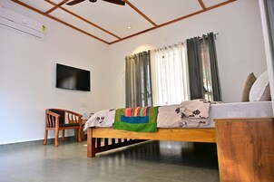 Casa de Campo de Luxo, vista para o jardim | Secretária, secretária adequada para computadores portáteis 