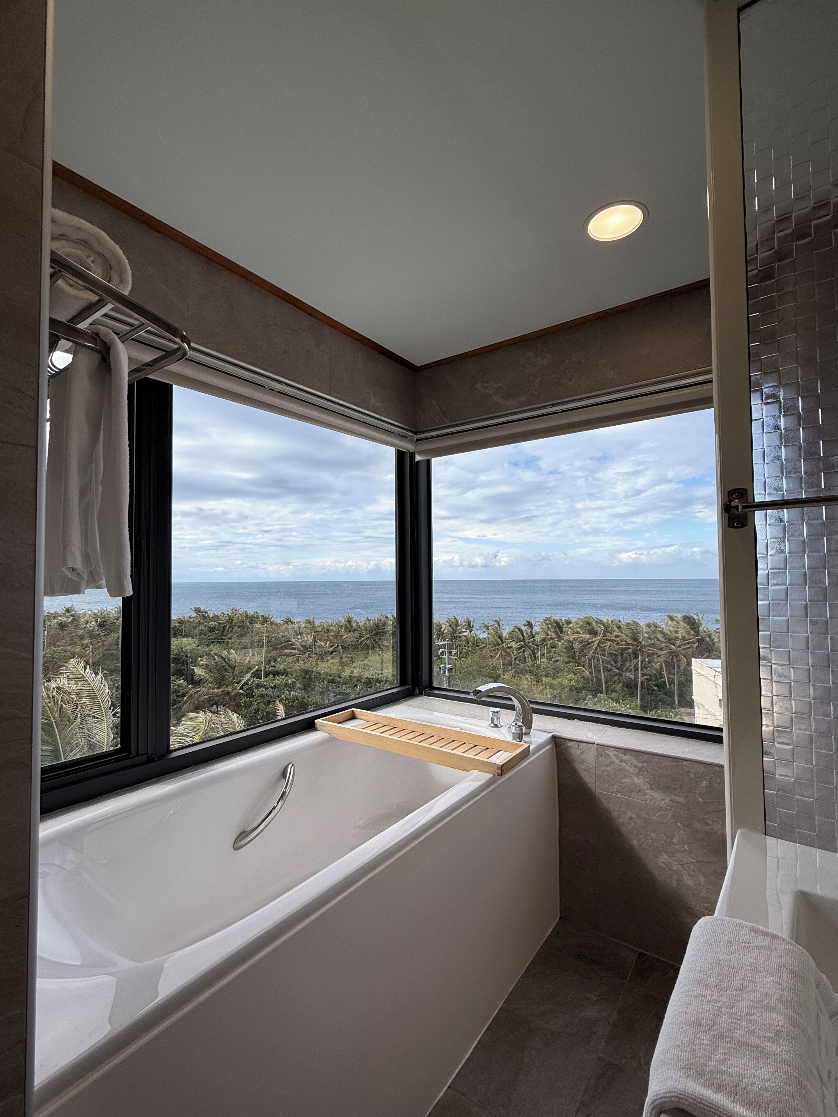 Suite-Estúdio de Luxo, vista para o oceano | Casa de banho | Um secador de cabelo, toalhas fornecidas, sabão, champô 