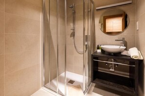 Um polibã, artigos de higiene pessoal grátis, um secador de cabelo 