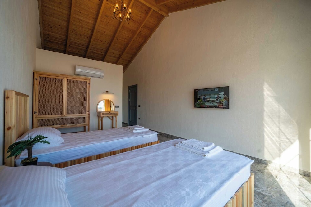 Beautiful 4-bedroom villa with AC in delightful İslamlar Avis, Prix ...