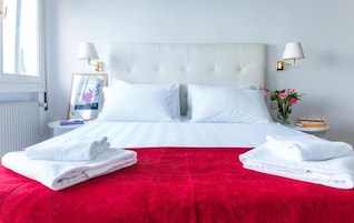 Quarto casal luxo | Cofres nos quartos, escrivaninha, ferros/tábuas de passar roupa