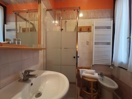 Chuveiro/banheira combinados, secador de cabelo, toalhas de banho