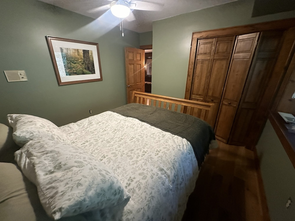 Cozy, wooded getaway with world-class, Smoky Mountain views -- 3bd/2ba ...