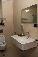 Quarto Duplo Deluxe, Vista para a cidade | Casa de banho | Um polibã, toalhas fornecidas, sabão, champô 