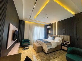 Suite Comfort, varanda, vista para o lago | Cofre no quarto, secretária 