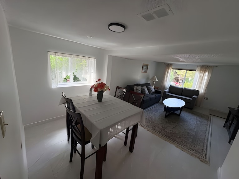Cozy 2br First Floor Suit With Free Private Parking - Perfect For Long Term Stay - North Vancouver