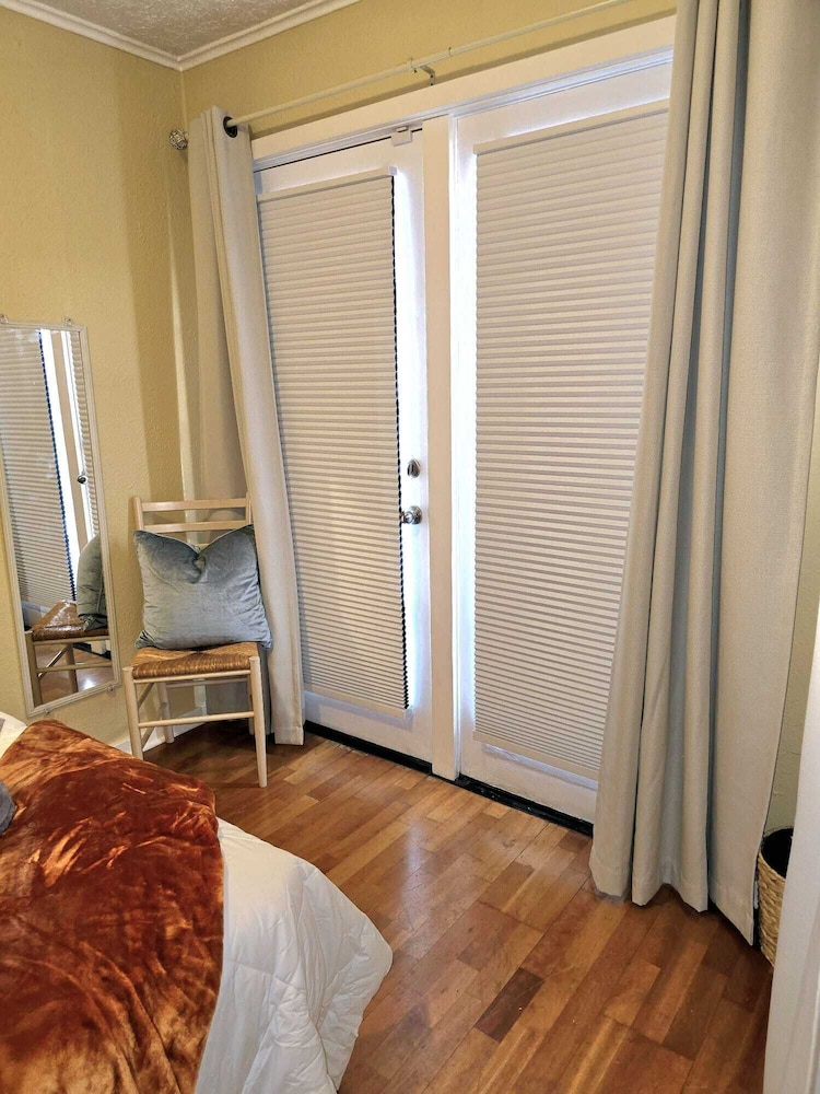 Little House On E Street - Anchorage, AK