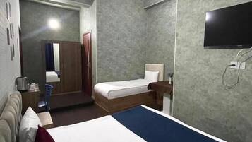 Quarto Triplo Familiar | Roupa hipoalergénica, minibar, cofre no quarto, secretária