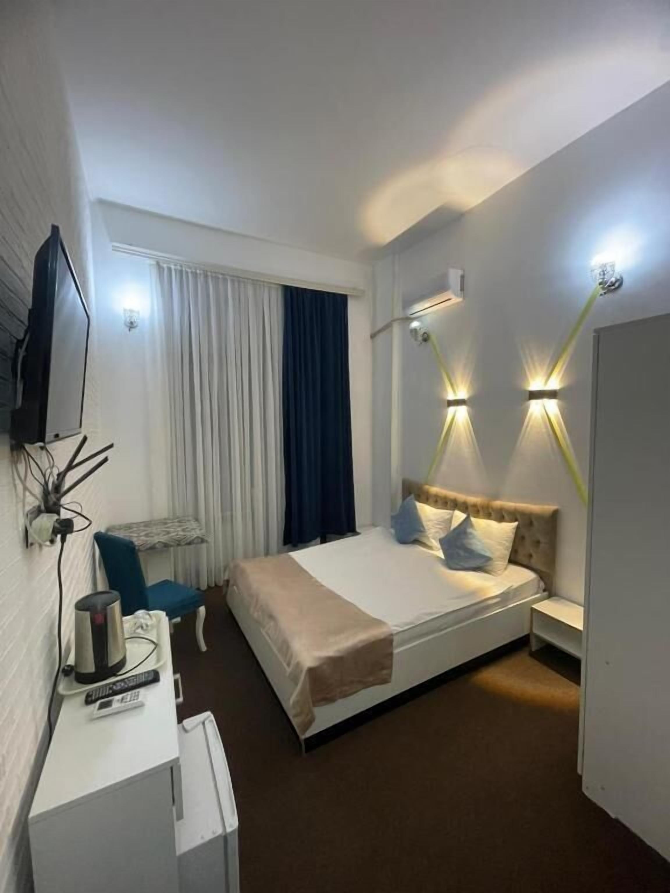 Roupa hipoalergénica, minibar, cofre no quarto, secretária 