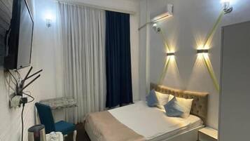 Roupa hipoalergénica, minibar, cofre no quarto, secretária