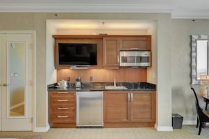 Suíte estúdio econômica | Cozinha privada | Micro-ondas, cafeteira/chaleira, talheres/pratos/utensílios de cozinha