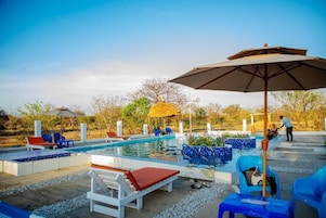 2 piscinas internas, piscina externa