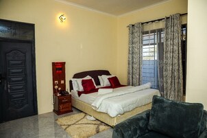 Quarto solteiro superluxo, sacada | Cofres nos quartos, escrivaninha, espaço de trabalho para notebook