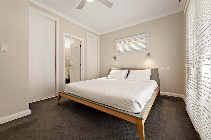 Coastal Cues @ Caves | Relaxed Beachside Retreat With Verandah & Fenced Yard - 뉴캐슬