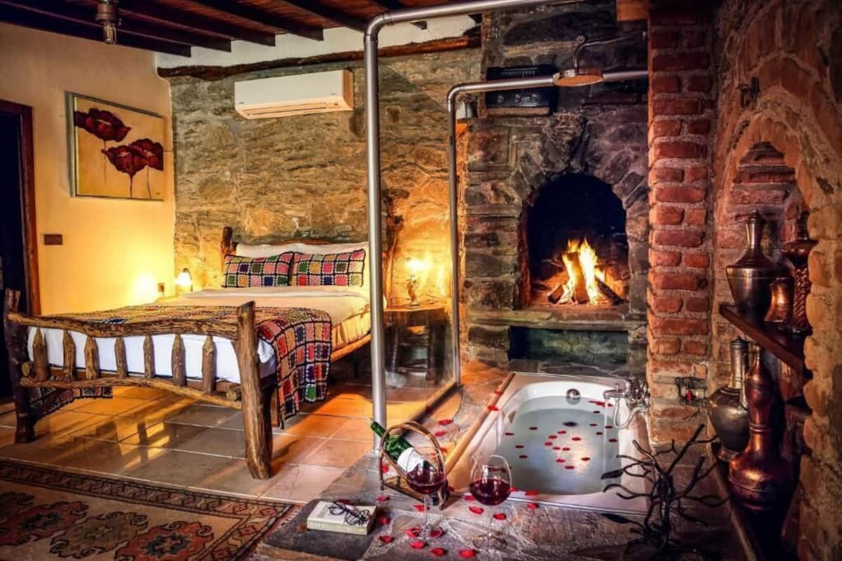 Quarto Duplo Deluxe, vista para o jardim | Cofre no quarto, com decoração personalizada