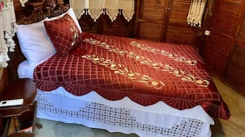 Quarto standard | Cofres nos quartos, individualmente decorados