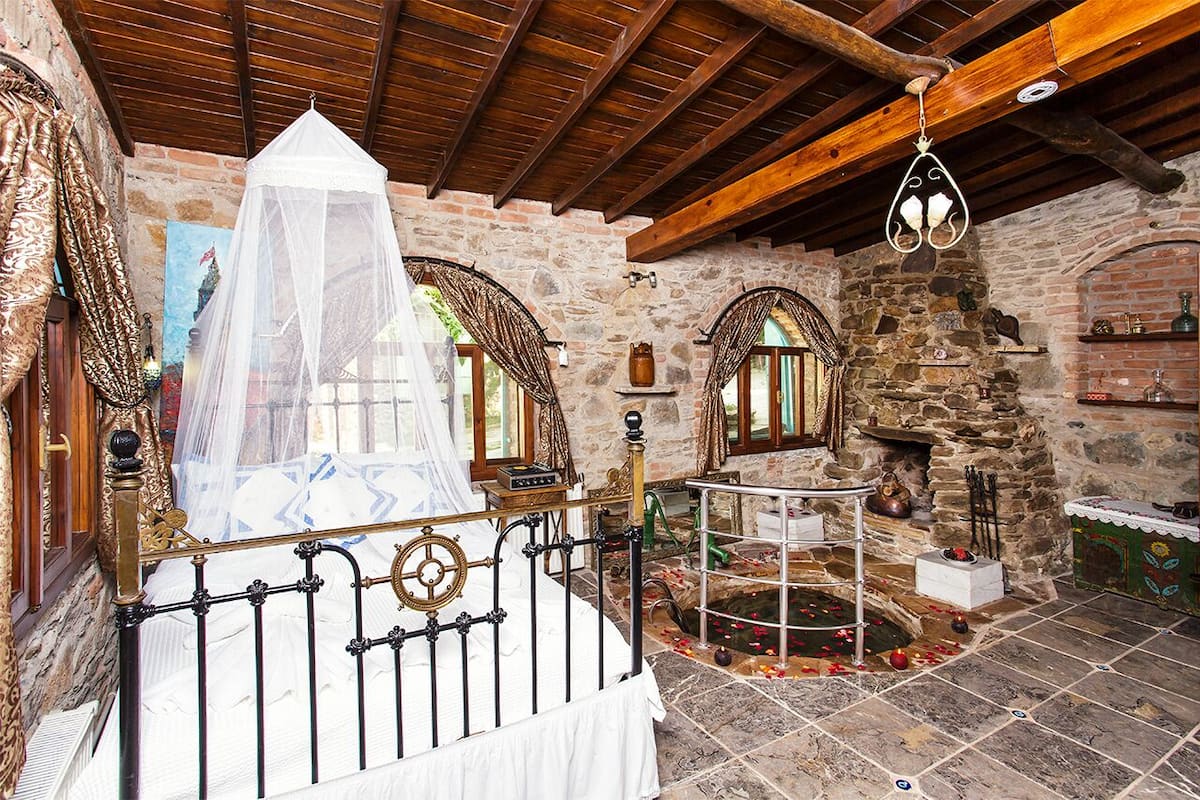 Quarto Duplo Deluxe, pátio, vista para o jardim | Cofre no quarto, com decoração personalizada