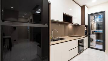 Apartamento superluxo, 2 quartos, sacada, vista para a cidade | Cozinha privada | Geladeira grande, micro-ondas, fogão, cooktop