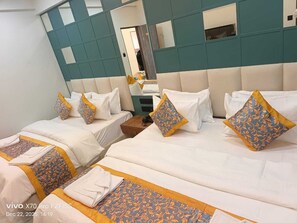 Quarto família, vista para a cidade | Cofres nos quartos, escrivaninha, espaço de trabalho para notebook