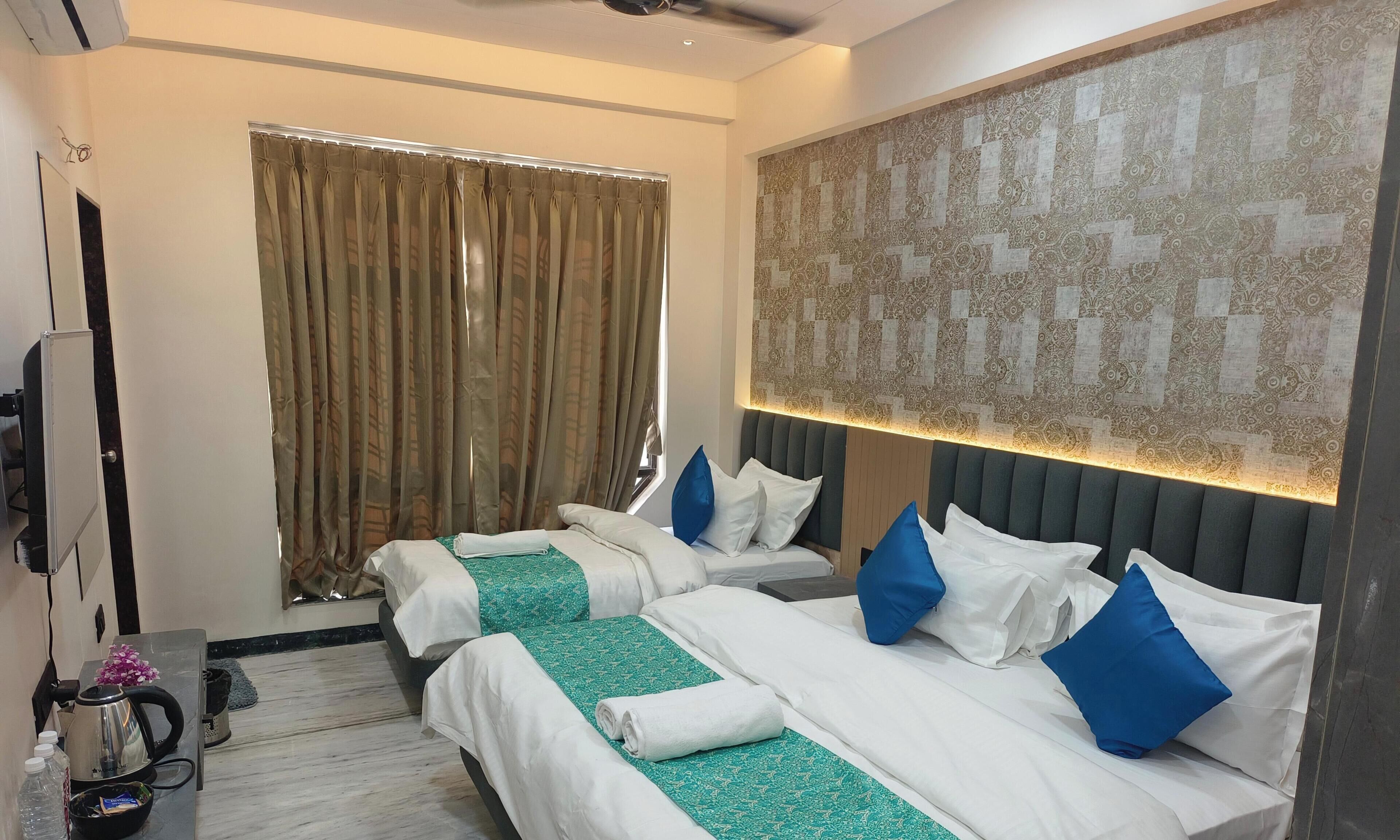 Quarto triplo clássico, vista para a cidade | Cofres nos quartos, escrivaninha, espaço de trabalho para notebook