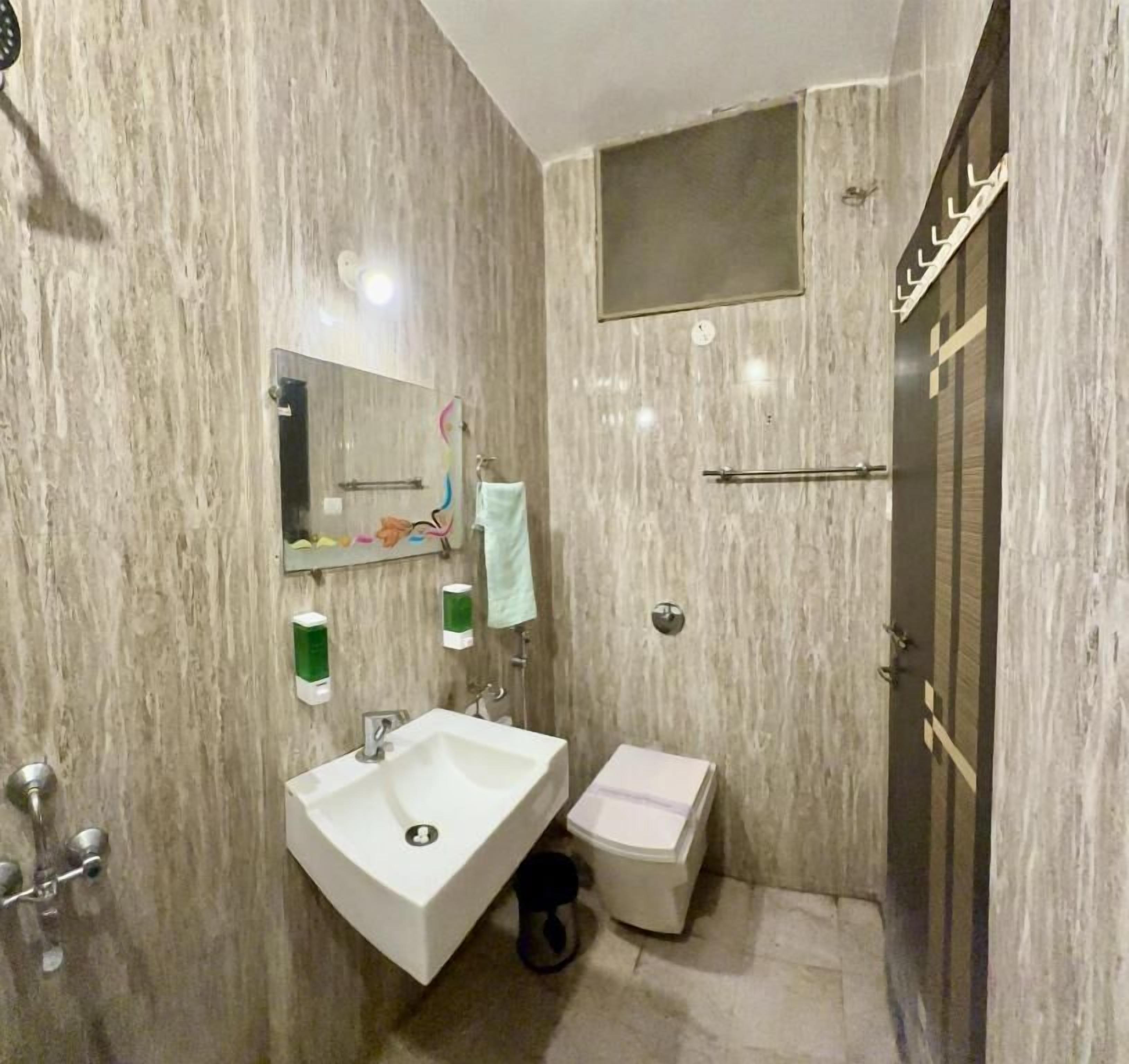 Artigos de higiene pessoal grátis, um secador de cabelo, chinelos 