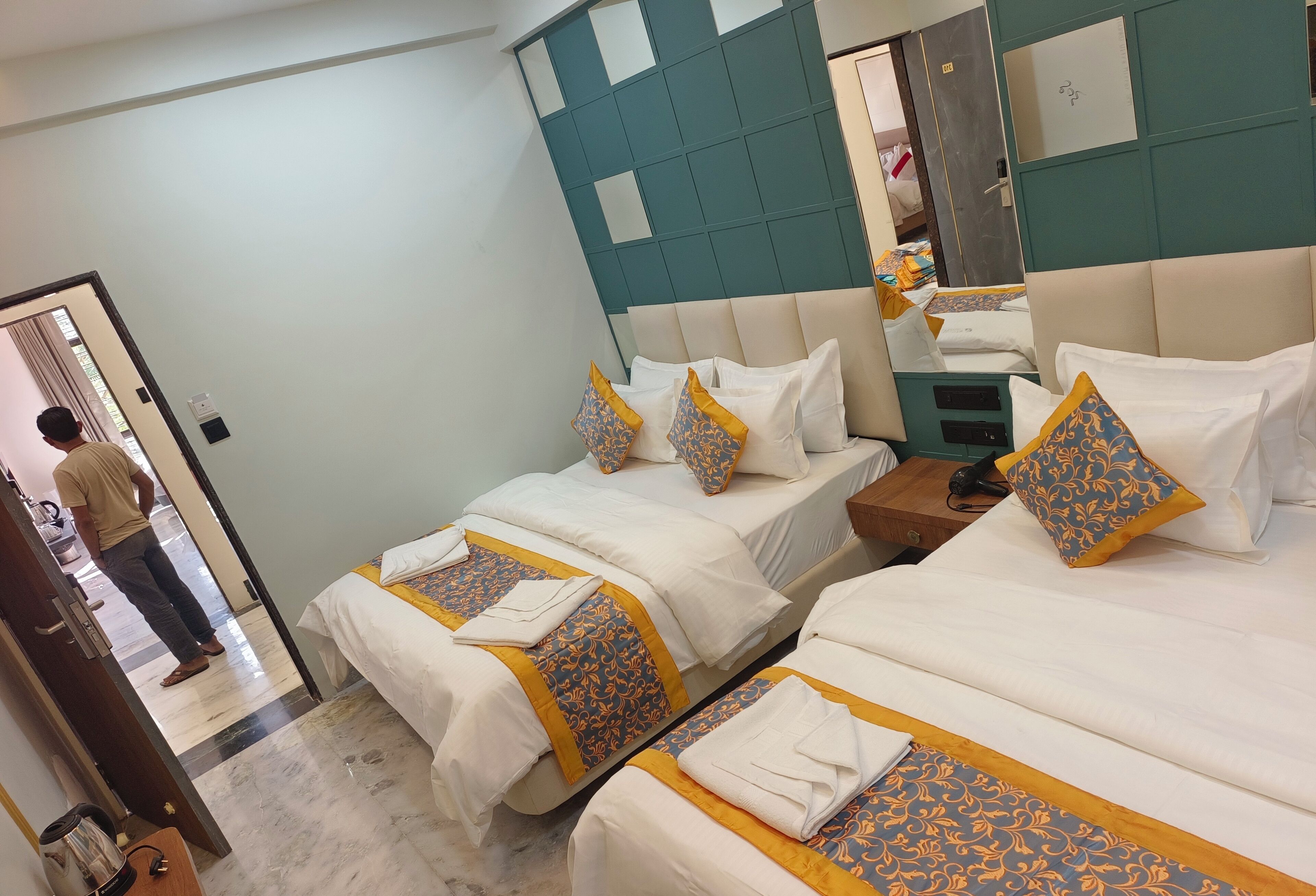 Quarto família, vista para a cidade | Cofres nos quartos, escrivaninha, espaço de trabalho para notebook