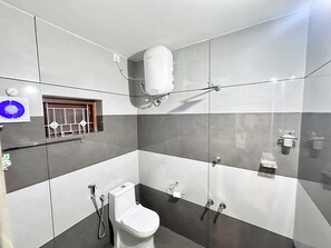 Quarto Duplo Standard, vista para o jardim | Casa de banho | Um polibã, sabão, champô, papel higiénico 