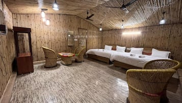 Suíte família, sacada, vista para o jardim | Cofres nos quartos, ferros/tábuas de passar roupa