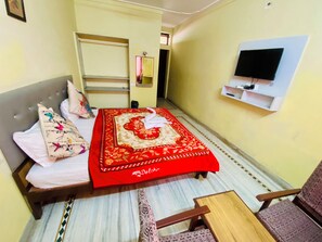 Quarto Individual Económico | Secretária 