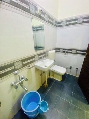 Quarto Individual Económico | Casa de banho | Toalhas fornecidas, sabão, champô, papel higiénico 