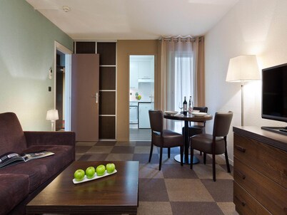 Apartment With Pool/park View