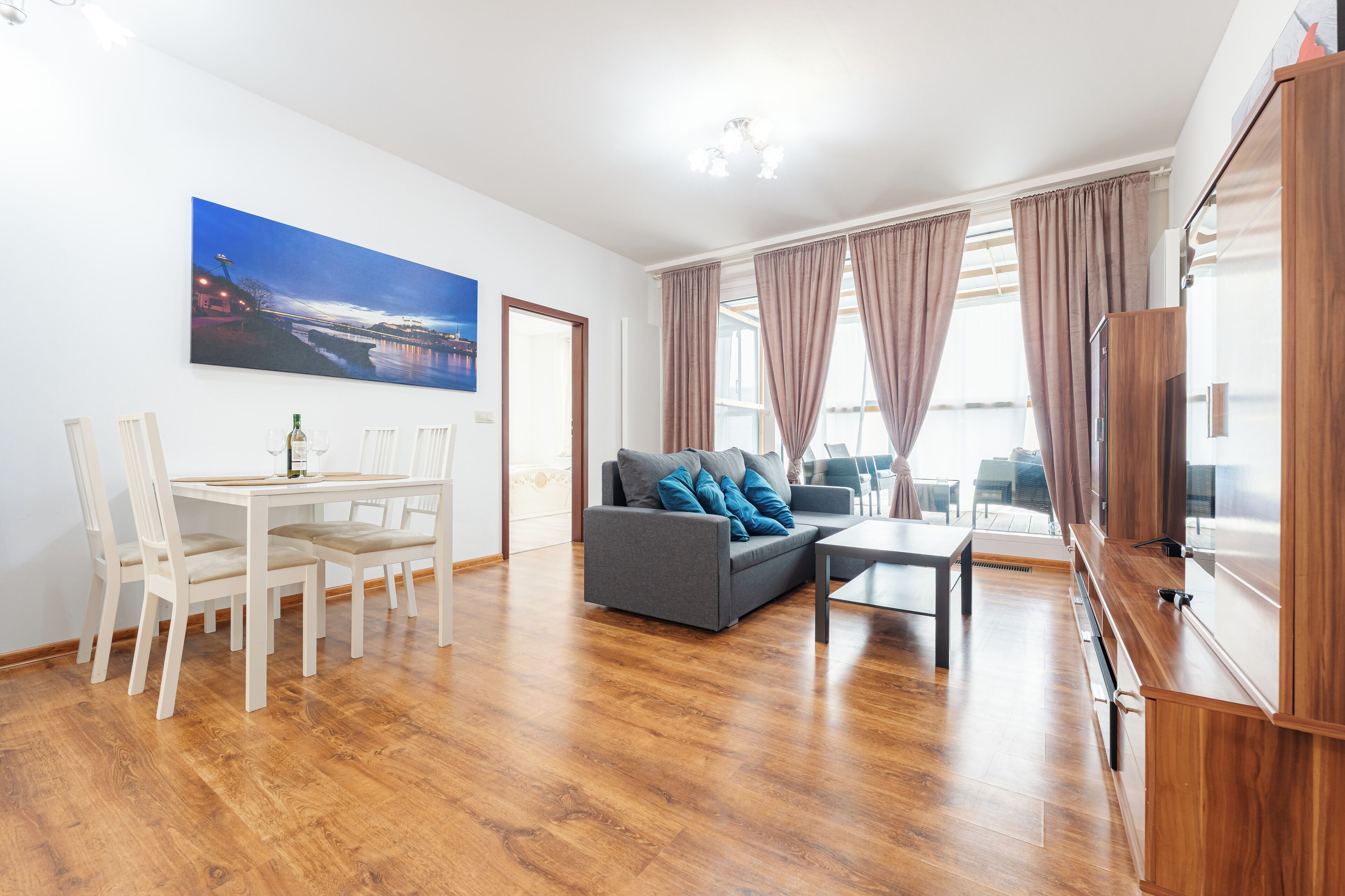 Skyline City View Residence: Balcony, Garage Parking & Eurovea Steps Away - Bratysława