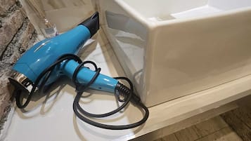 Quarto Duplo Standard, Vista para a cidade | Casa de banho | Um secador de cabelo, toalhas fornecidas, sabão, champô