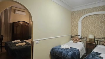 Quarto Quádruplo Deluxe | Lençóis de algodão egípcio, roupa de alta qualidade, edredões de penas