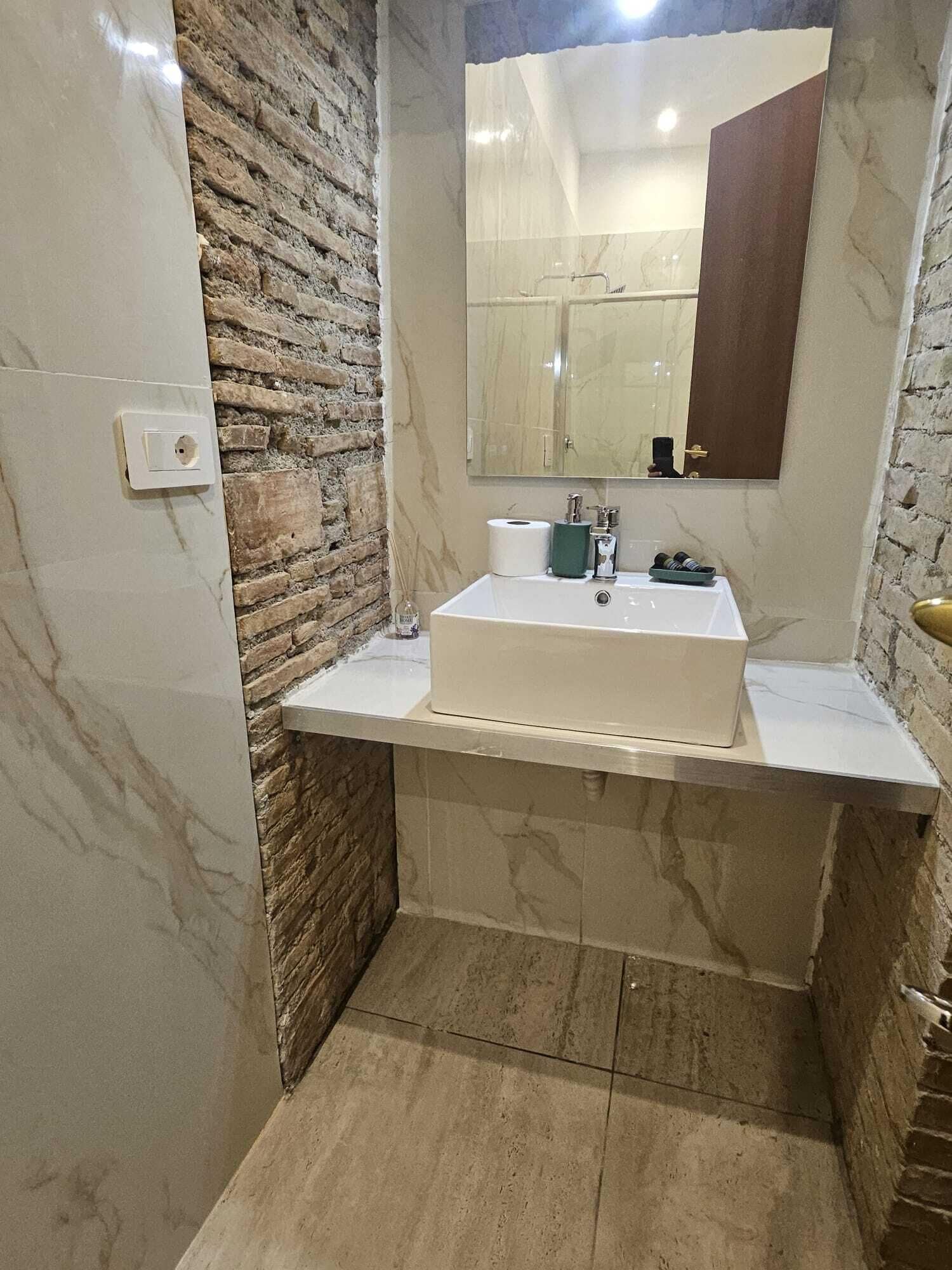 Quarto casal standard, vista para a cidade | Banheiro | Secador de cabelo, toalhas de banho, sabonete, shampoo