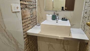 Quarto casal standard, vista para a cidade | Banheiro | Secador de cabelo, toalhas de banho, sabonete, shampoo