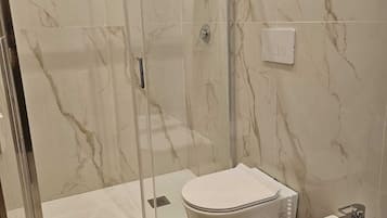 Quarto Duplo Standard, Vista para a cidade | Casa de banho | Um secador de cabelo, toalhas fornecidas, sabão, champô