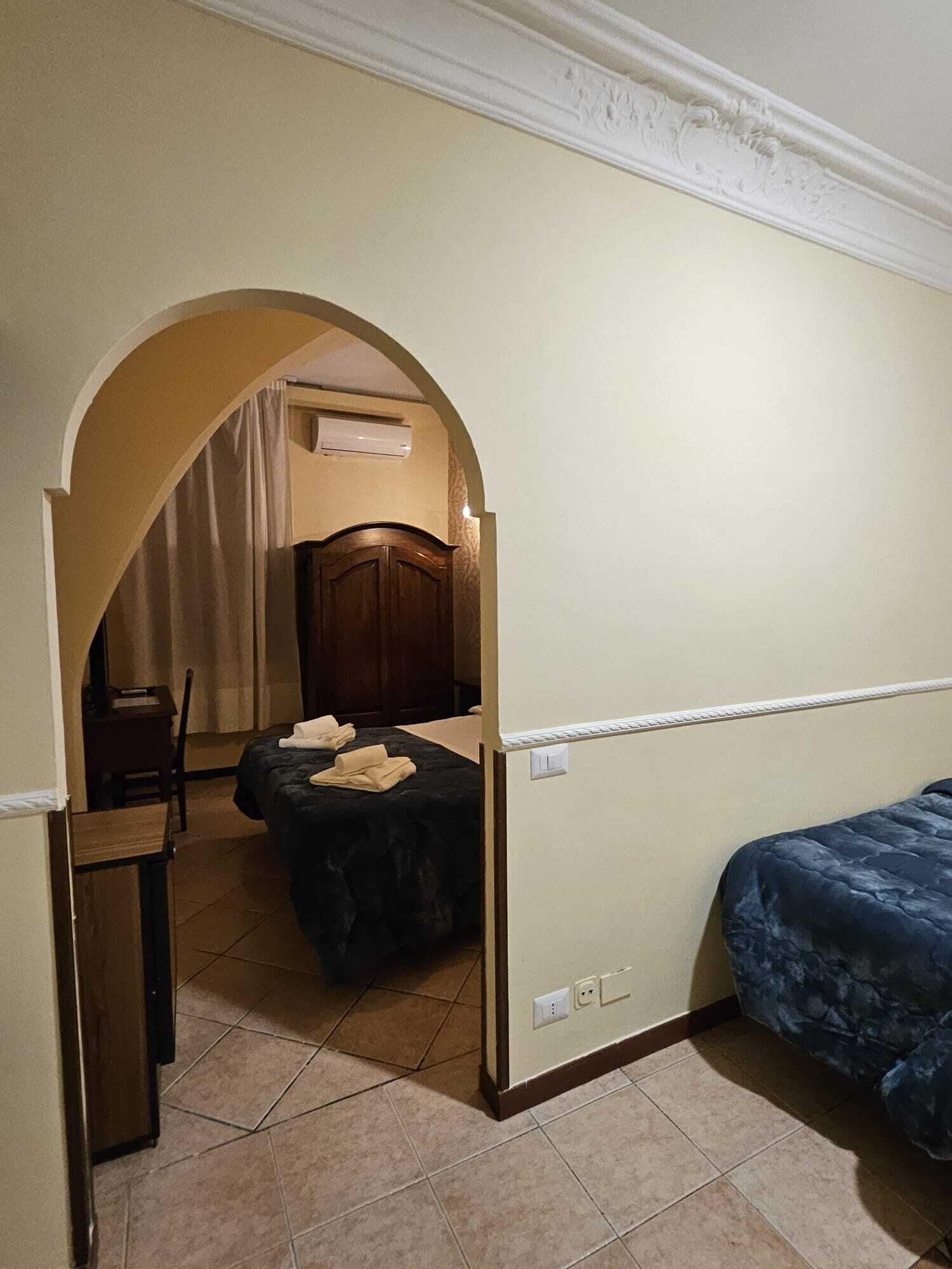 Quarto Quádruplo Deluxe | Lençóis de algodão egípcio, roupa de alta qualidade, edredões de penas 