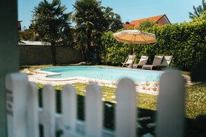 Piscina externa sazonal, funciona das 17h às 21h, guarda-sóis