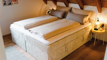 Dúplex Superior, 3 quartos, varanda, vista para o jardim | Secretária, secretária adequada para computadores portáteis