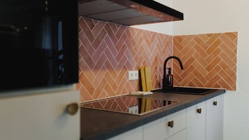 Suite-Estúdio Superior, várias camas, piscina privativa | Cozinha privada | Um frigorífico, um forno, uma placa de cozinha